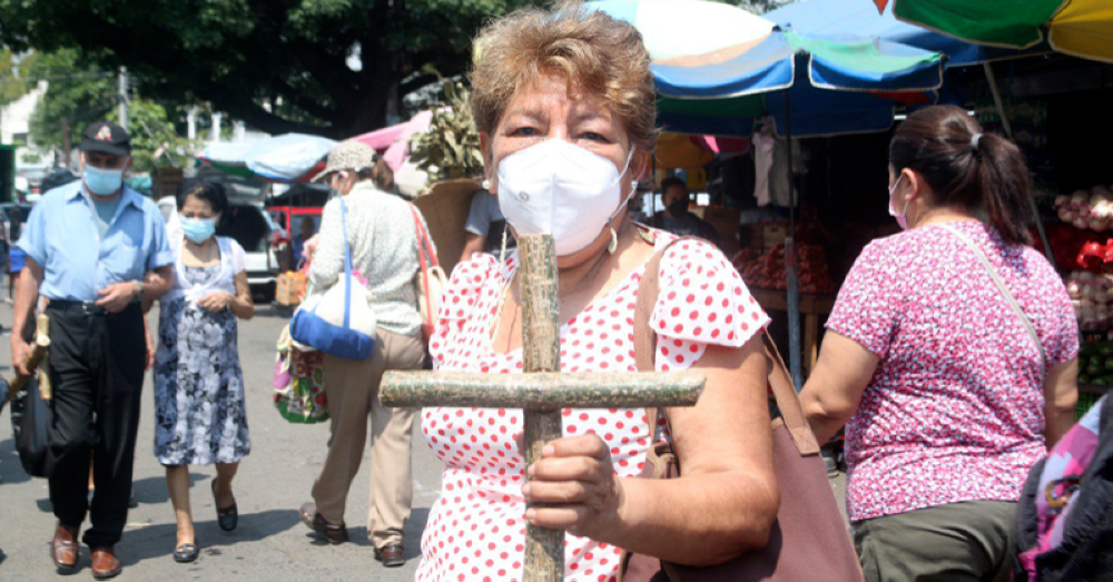 Salvadoreños celebran un colorido Día de la Cruz - Diario El Mundo