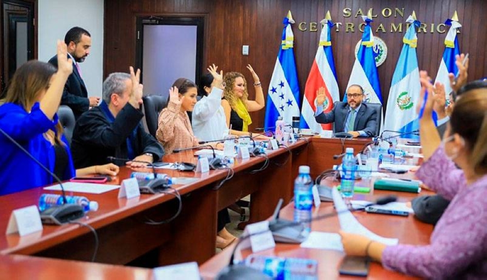 Entrevistarán a tres abogados para elegir presidente del TSC - Diario ...