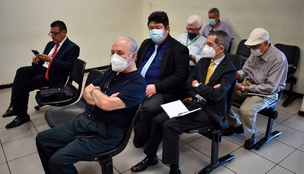 Condenan a exministro de Salud y siete más por irregularidades en caso ...