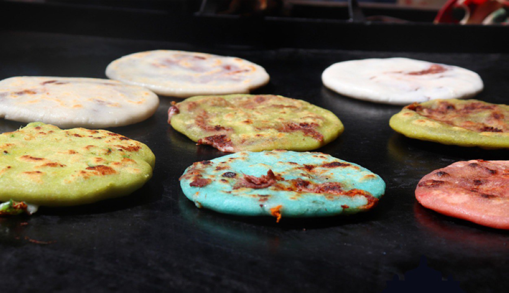 ¿A qué saben las pupusas azul patria? - Diario El Mundo