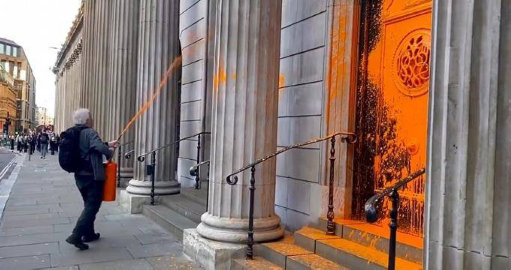 Activistas ecologistas pintan de naranja edificios emblemáticos de ...