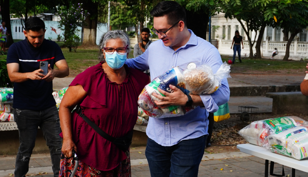Alcaldía entrega ayuda para familias que atienden a personas con ...