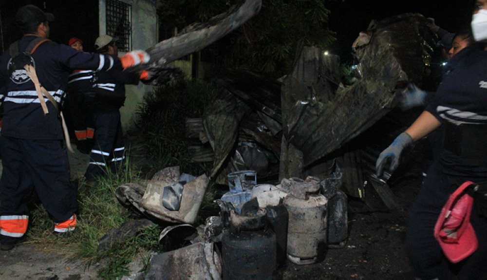 Rescatan a una persona con quemaduras graves tras incendio en venta de ...