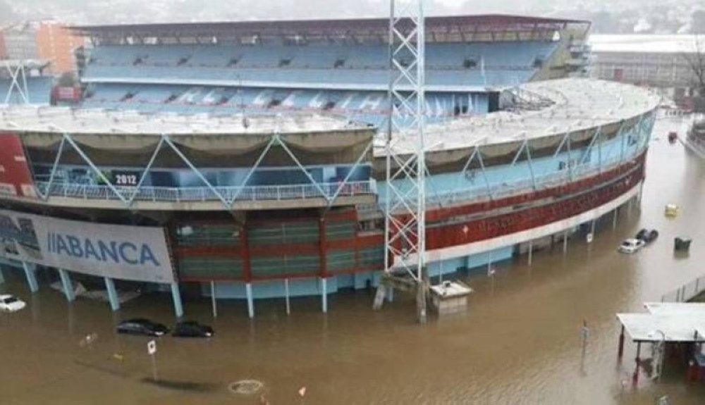 Estadio en España terminó inundado debido a fuertes lluvias - Diario El ...