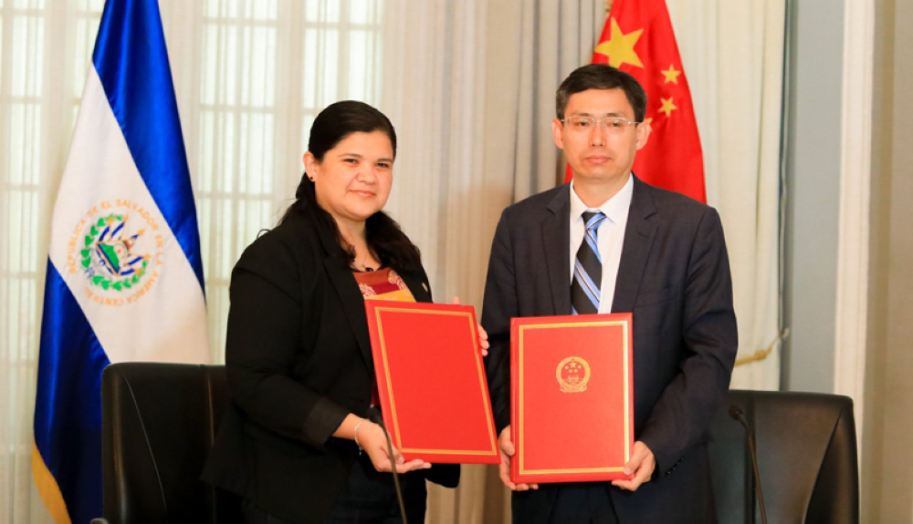 Embajada de China dona tablets a Instituto Crecer Juntos - Diario El Mundo