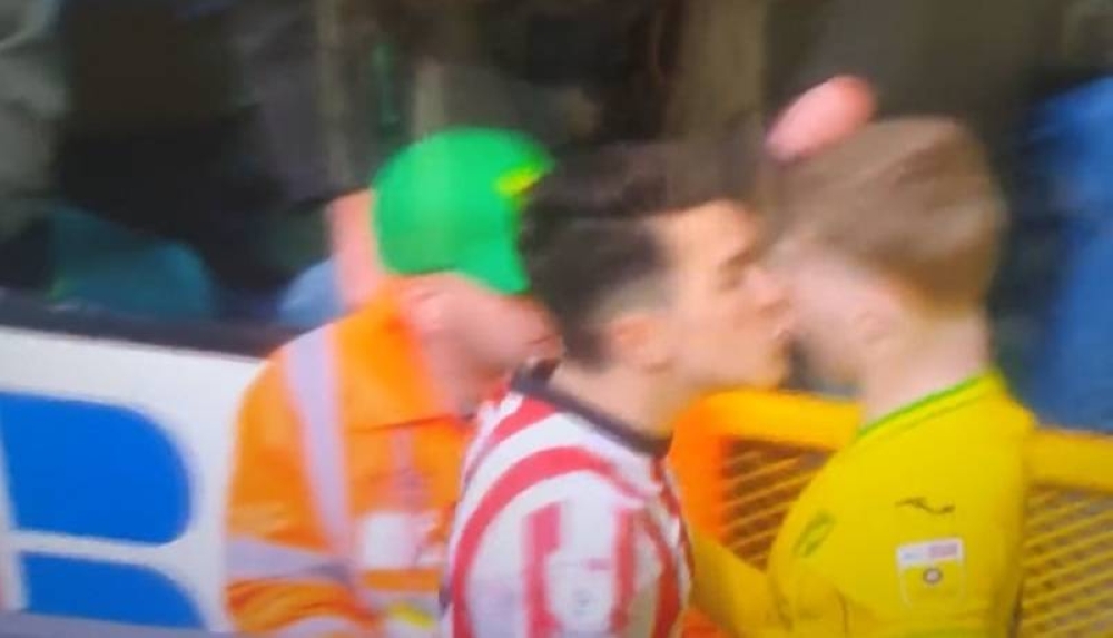 Jugador besa en la boca a su rival y casi lo ahorcan en el fútbol inglés - Diario El Mundo