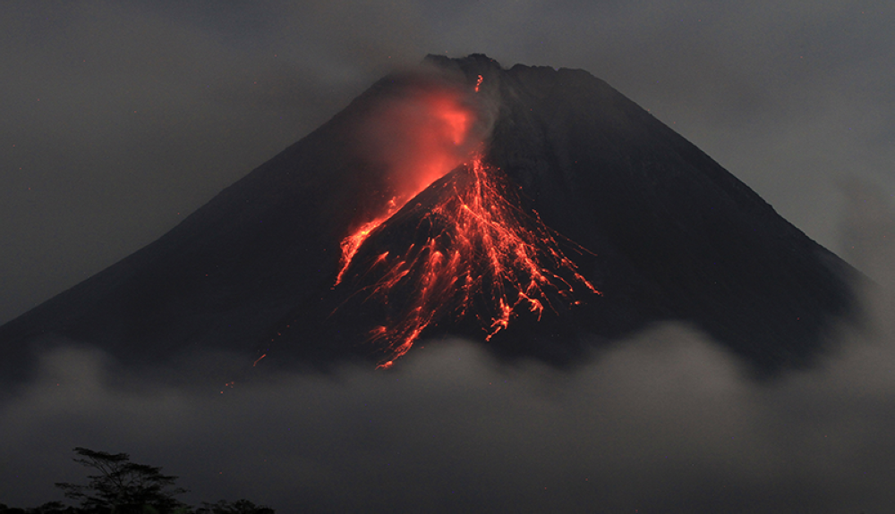 Así fue captada la impresionante explosión de 2 km del volcán Merapi en ...