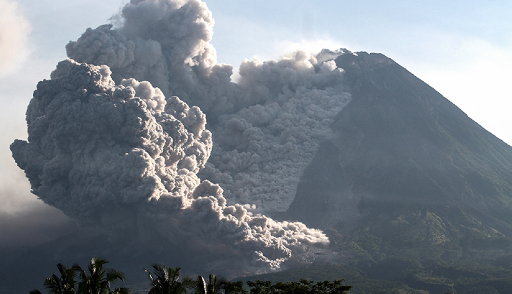 Así fue captada la impresionante explosión de 2 km del volcán Merapi en ...