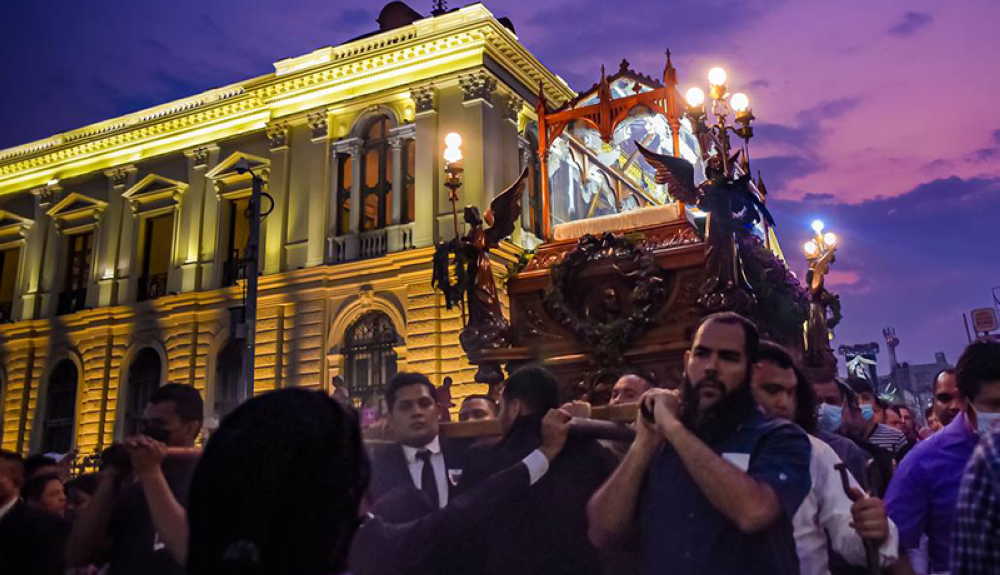 Fieles concurren en multitud a conmemorar Santo Entierro, menos ...