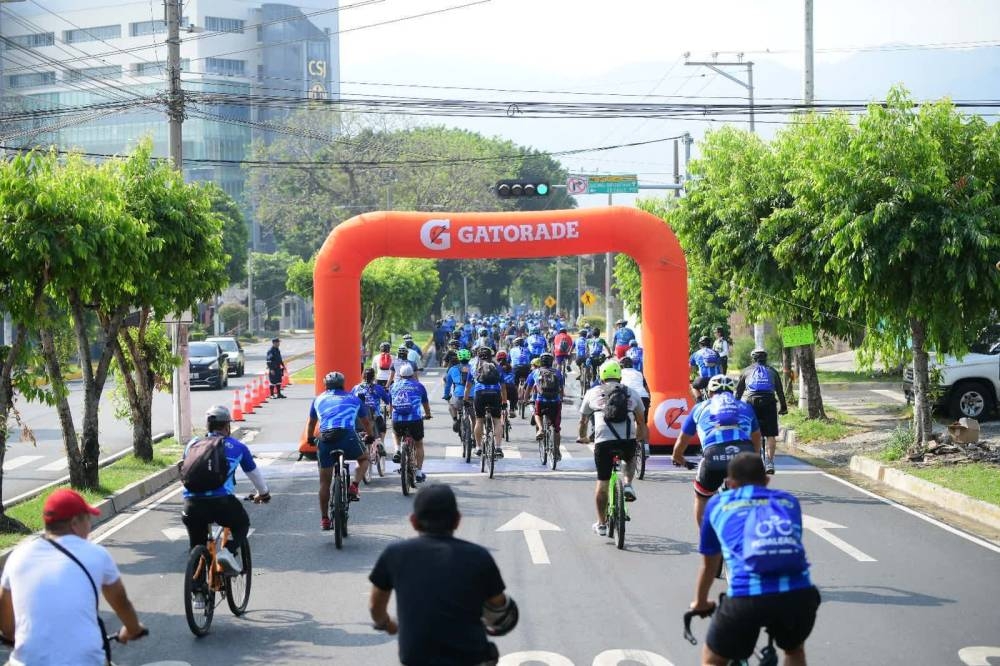 Más de 2,000 personas asistieron a la “pedaleada” en la Diagonal ...