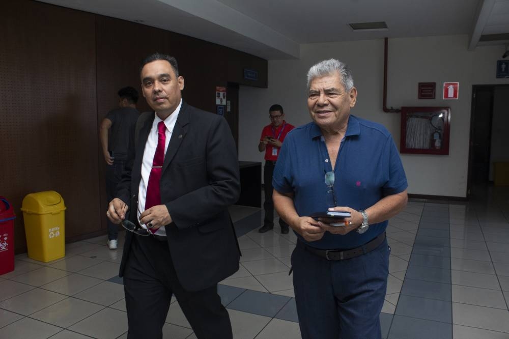 Juramentan perito para verificar cuentas de youtuber en demanda contra ...