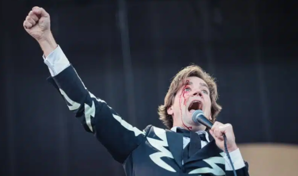 Cantante de The Hives se da un microfonazo en concierto y se rompe la ...