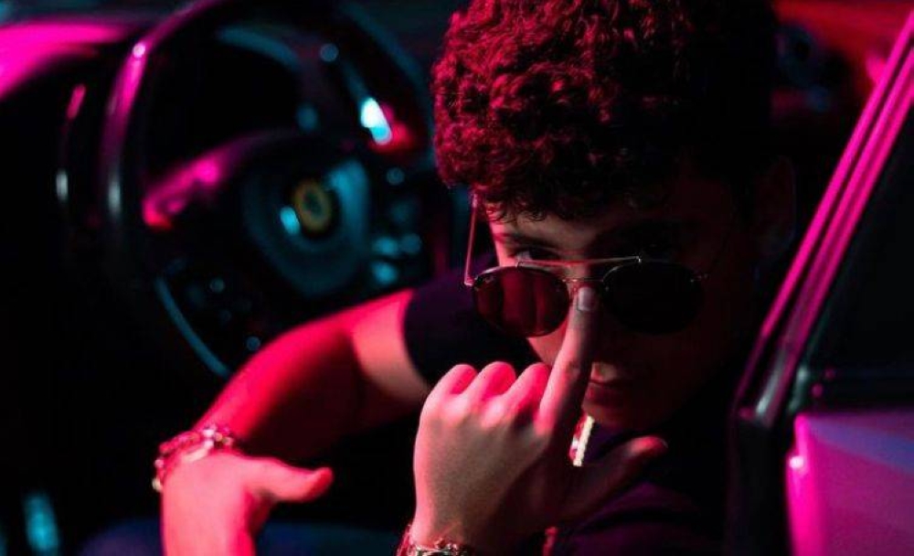 Salvadoreño Santi Safie presenta su canción y video "Playita" - Diario ...