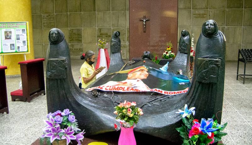 Feligreses recuerdan a monseñor Romero en su 106 aniversario de nacimiento - Diario El Mundo